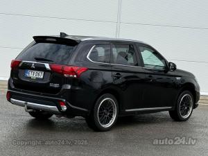 Melns Mitsubishi Outlander 2017 Tallina, ar dzinēja tilpumu 2.00 L un nobraukumu 125 tūkst. km par 13900 €, foto 4 vietnē AUTOMOTO.COM.LV