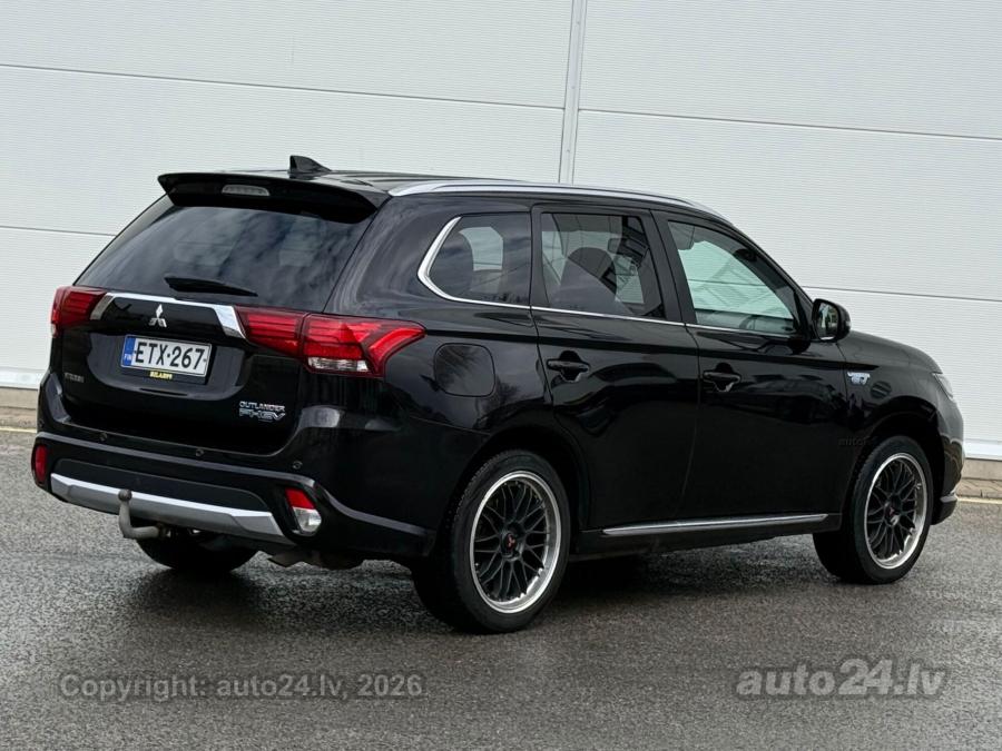 Melns Mitsubishi Outlander 2017 Tallina, ar dzinēja tilpumu 2.00 L un nobraukumu 125 tūkst. km par 13900 €, foto 4 vietnē AUTOMOTO.COM.LV