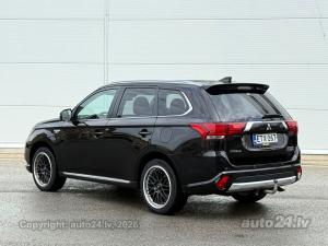 Melns Mitsubishi Outlander 2017 Tallina, ar dzinēja tilpumu 2.00 L un nobraukumu 125 tūkst. km par 13900 €, foto 5 vietnē AUTOMOTO.COM.LV