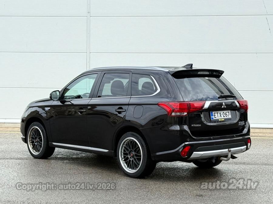 Melns Mitsubishi Outlander 2017 Tallina, ar dzinēja tilpumu 2.00 L un nobraukumu 125 tūkst. km par 13900 €, foto 5 vietnē AUTOMOTO.COM.LV
