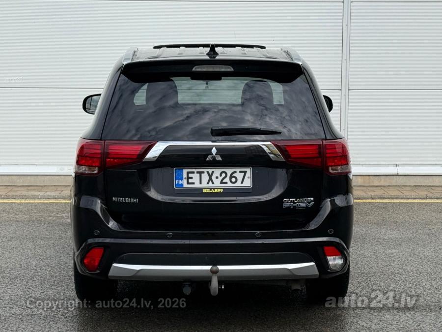 Melns Mitsubishi Outlander 2017 Tallina, ar dzinēja tilpumu 2.00 L un nobraukumu 125 tūkst. km par 13900 €, foto 7 vietnē AUTOMOTO.COM.LV