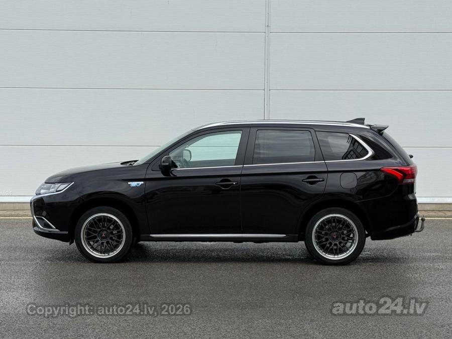 Melns Mitsubishi Outlander 2017 Tallina, ar dzinēja tilpumu 2.00 L un nobraukumu 125 tūkst. km par 13900 €, foto 8 vietnē AUTOMOTO.COM.LV