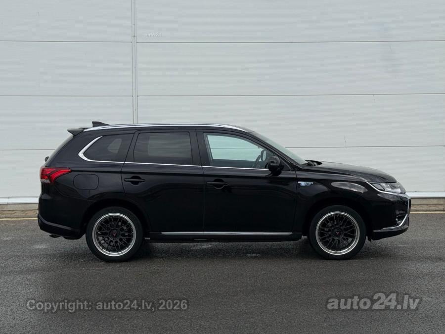 Melns Mitsubishi Outlander 2017 Tallina, ar dzinēja tilpumu 2.00 L un nobraukumu 125 tūkst. km par 13900 €, foto 9 vietnē AUTOMOTO.COM.LV