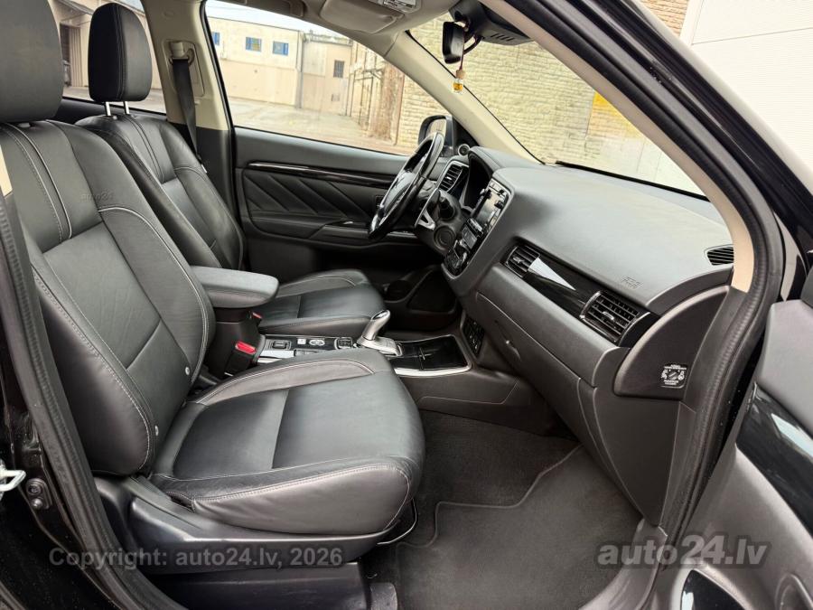 Melns Mitsubishi Outlander 2017 Tallina, ar dzinēja tilpumu 2.00 L un nobraukumu 125 tūkst. km par 13900 €, foto 12 vietnē AUTOMOTO.COM.LV