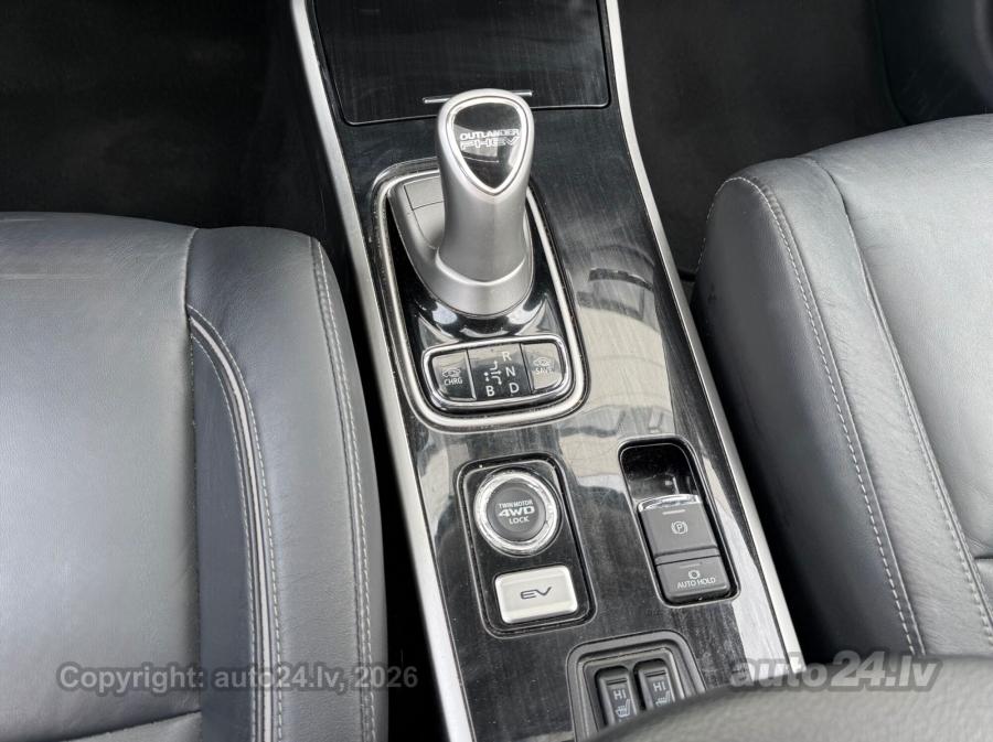 Melns Mitsubishi Outlander 2017 Tallina, ar dzinēja tilpumu 2.00 L un nobraukumu 125 tūkst. km par 13900 €, foto 15 vietnē AUTOMOTO.COM.LV