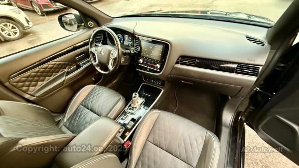 Black Mitsubishi Outlander 2019 in Tallinn, with an engine capacity of 2.40 L and mileage of 62 thousand km for 24500 €, photo 11 on AUTOMOTO.COM.LV