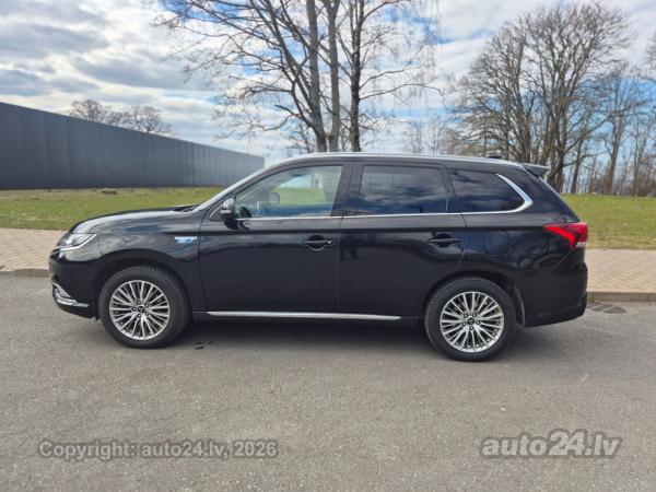 Black Mitsubishi Outlander 2021 in Tallinn, with an engine capacity of 2.40 L and mileage of 91 thousand km for 22900 €, photo 2 on AUTOMOTO.COM.LV