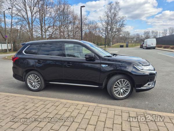 Black Mitsubishi Outlander 2021 in Tallinn, with an engine capacity of 2.40 L and mileage of 91 thousand km for 22900 €, photo 6 on AUTOMOTO.COM.LV