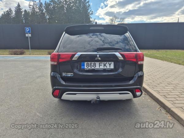 Black Mitsubishi Outlander 2021 in Tallinn, with an engine capacity of 2.40 L and mileage of 91 thousand km for 22900 €, photo 8 on AUTOMOTO.COM.LV