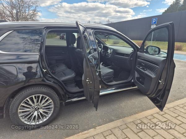 Black Mitsubishi Outlander 2021 in Tallinn, with an engine capacity of 2.40 L and mileage of 91 thousand km for 22900 €, photo 9 on AUTOMOTO.COM.LV