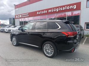 Melns Mitsubishi Outlander 2021 Tallina, ar dzinēja tilpumu 2.40 L un nobraukumu 69 tūkst. km par 23890 €, foto 3 vietnē AUTOMOTO.COM.LV