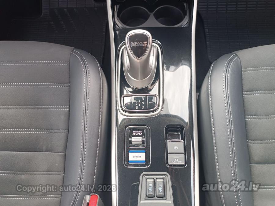 Melns Mitsubishi Outlander 2021 Tallina, ar dzinēja tilpumu 2.40 L un nobraukumu 69 tūkst. km par 23890 €, foto 7 vietnē AUTOMOTO.COM.LV