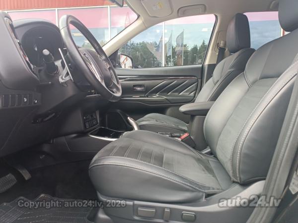 Melns Mitsubishi Outlander 2021 Tallina, ar dzinēja tilpumu 2.40 L un nobraukumu 69 tūkst. km par 23890 €, foto 7 vietnē AUTOMOTO.COM.LV