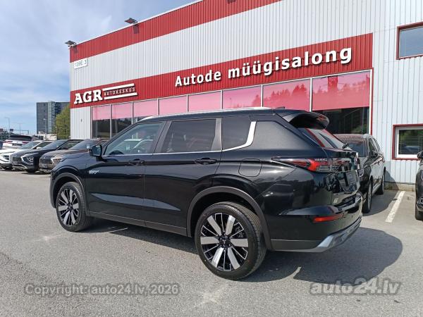 Black Mitsubishi Outlander 2026 in Tallinn, with an engine capacity of 2.40 L and mileage of 10 thousand km for 49990 €, photo 2 on AUTOMOTO.COM.LV