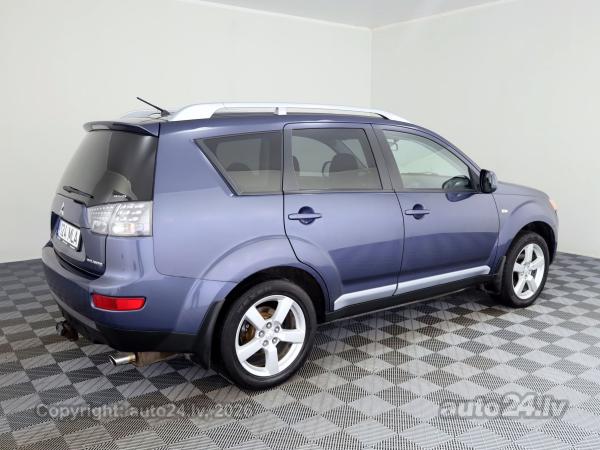 Blue Mitsubishi Outlander 2008 in Tallinn, with an engine capacity of 2.40 L and mileage of 279 thousand km for 2299 €, photo 3 on AUTOMOTO.COM.LV