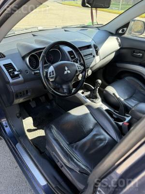 Zils Mitsubishi Outlander 2008 Rīga, ar dzinēja tilpumu 2.00 L un nobraukumu 289 tūkst. km par 2900 €, foto 7 vietnē AUTOMOTO.COM.LV