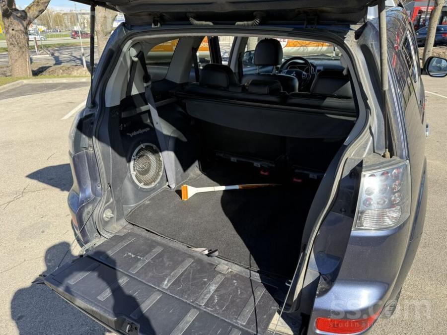Zils Mitsubishi Outlander 2008 Rīga, ar dzinēja tilpumu 2.00 L un nobraukumu 289 tūkst. km par 2900 €, foto 14 vietnē AUTOMOTO.COM.LV