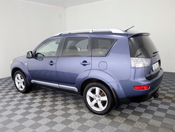 Blue Mitsubishi Outlander 2008 in Tallinn, with an engine capacity of 2.40 L and mileage of 279 thousand km for 2099 €, photo 4 on AUTOMOTO.COM.LV