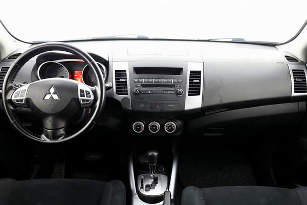 Blue Mitsubishi Outlander 2008 in Tallinn, with an engine capacity of 2.40 L and mileage of 279 thousand km for 2099 €, photo 5 on AUTOMOTO.COM.LV