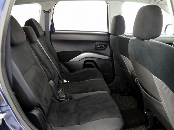 Blue Mitsubishi Outlander 2008 in Tallinn, with an engine capacity of 2.40 L and mileage of 279 thousand km for 2099 €, photo 7 on AUTOMOTO.COM.LV