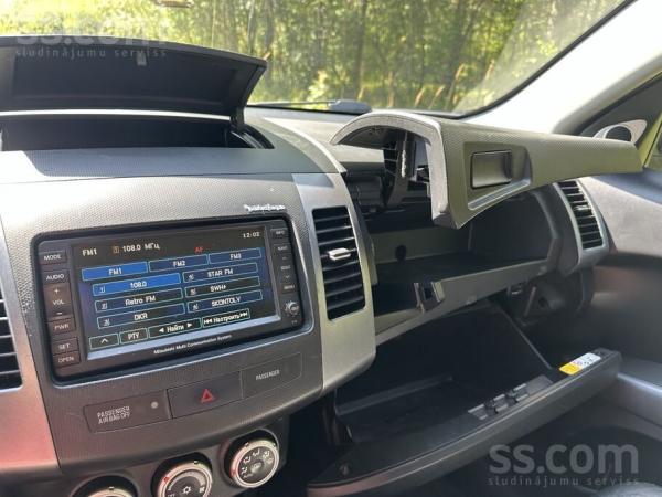 Zils Mitsubishi Outlander 2008 Daugavpils, ar dzinēja tilpumu 2.40 L un nobraukumu 297 tūkst. km par 2400 €, foto 9 vietnē AUTOMOTO.COM.LV