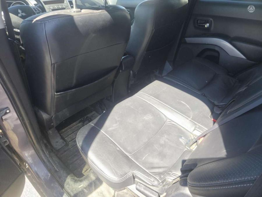 Blue Mitsubishi Outlander 2008 in Marijampole, with an engine capacity of 2.18 L and mileage of 320 thousand km for 2750 €, photo 8 on AUTOMOTO.COM.LV
