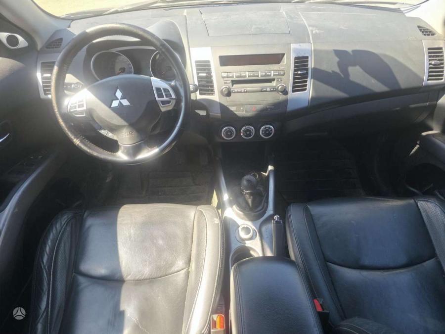 Blue Mitsubishi Outlander 2008 in Marijampole, with an engine capacity of 2.18 L and mileage of 320 thousand km for 2750 €, photo 9 on AUTOMOTO.COM.LV
