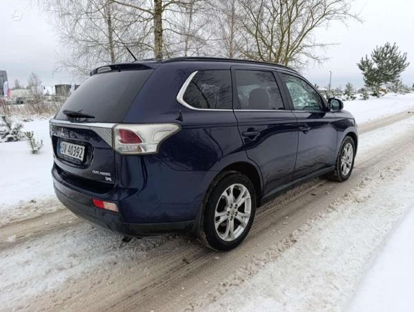 Blue Mitsubishi Outlander 2013 in Vilnius, with an engine capacity of 2.20 L and mileage of 378 thousand km for 4300 €, photo 6 on AUTOMOTO.COM.LV