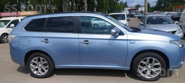 Zils Mitsubishi Outlander 2013 Rīga, ar dzinēja tilpumu 2.00 L un nobraukumu 0 tūkst. km par 8490 €, foto 4 vietnē AUTOMOTO.COM.LV