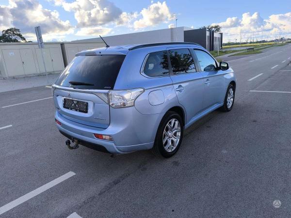 Blue Mitsubishi Outlander 2013 in Marijampole, with an engine capacity of 2.00 L and mileage of 298 thousand km for 6550 €, photo 5 on AUTOMOTO.COM.LV