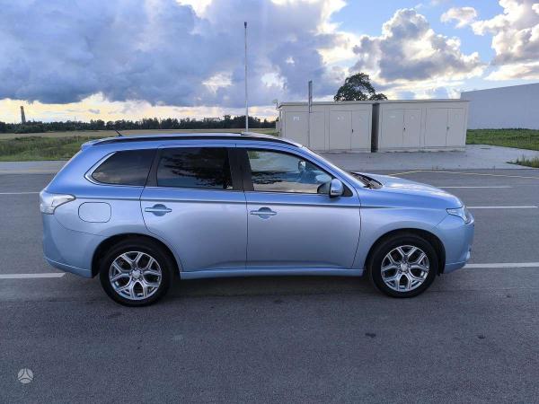 Blue Mitsubishi Outlander 2013 in Marijampole, with an engine capacity of 2.00 L and mileage of 298 thousand km for 6550 €, photo 6 on AUTOMOTO.COM.LV