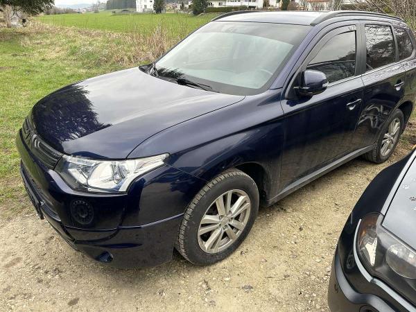 Blue Mitsubishi Outlander 2013 in Prienai, with an engine capacity of 2.30 L and mileage of 225 thousand km for 3150 €, photo 3 on AUTOMOTO.COM.LV