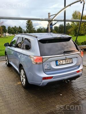 Zils Mitsubishi Outlander 2013 Rīga, ar dzinēja tilpumu 2.00 L un nobraukumu 258 tūkst. km par 9200 €, foto 5 vietnē AUTOMOTO.COM.LV