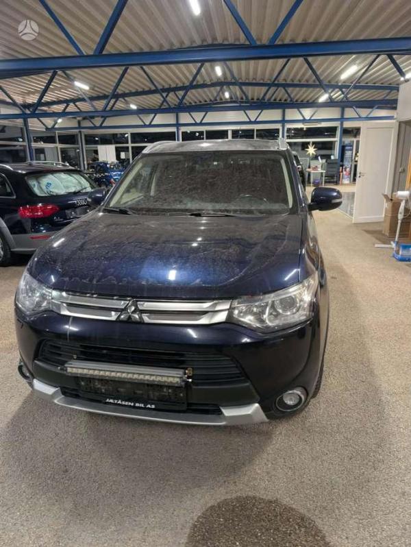 Blue Mitsubishi Outlander 2014 in Raseiniai, with an engine capacity of 2.00 L and mileage of 189 thousand km for 7400 €, photo 4 on AUTOMOTO.COM.LV