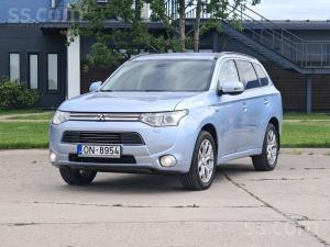 Blue Mitsubishi Outlander 2014 in Riga, with an engine capacity of 2.00 L and mileage of 199 thousand km for 10590 €, photo  on AUTOMOTO.COM.LV