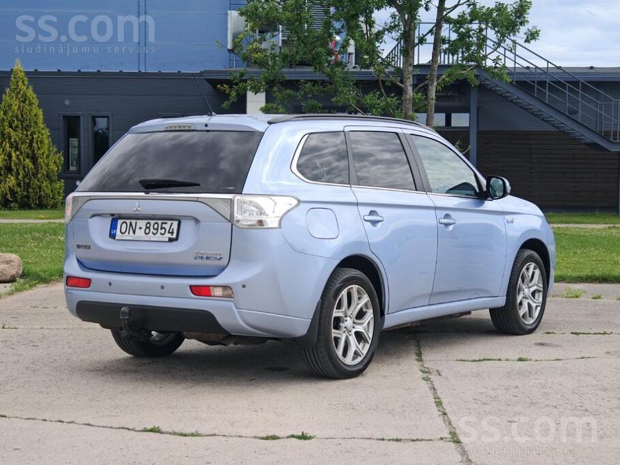 Zils Mitsubishi Outlander 2014 Rīga, ar dzinēja tilpumu 2.00 L un nobraukumu 199 tūkst. km par 10590 €, foto 12 vietnē AUTOMOTO.COM.LV