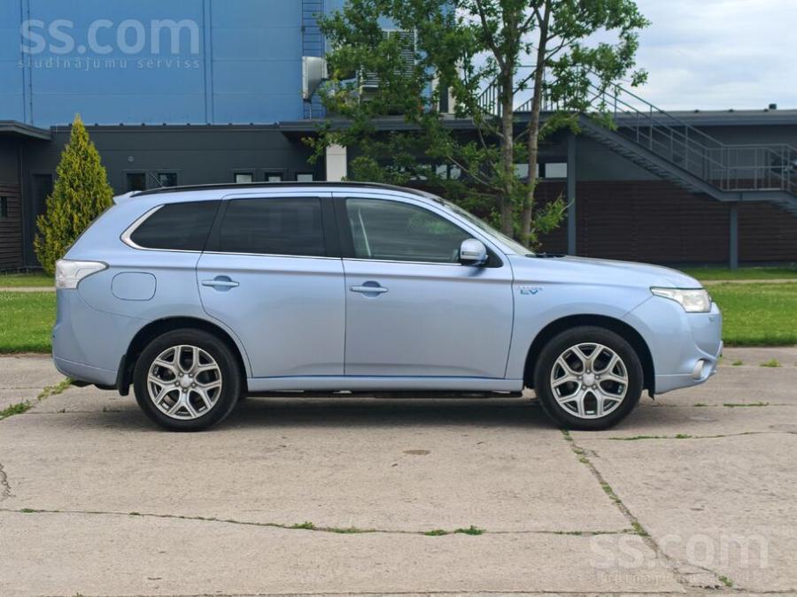 Zils Mitsubishi Outlander 2014 Rīga, ar dzinēja tilpumu 2.00 L un nobraukumu 199 tūkst. km par 10590 €, foto 13 vietnē AUTOMOTO.COM.LV