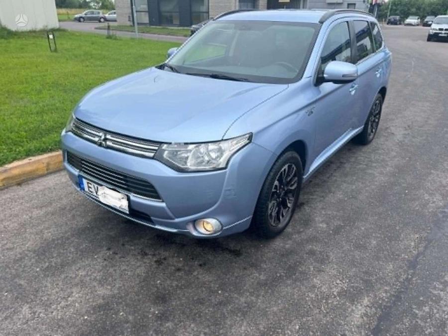 Blue Mitsubishi Outlander 2014 in Vilnius, with an engine capacity of 2.00 L and mileage of 278 thousand km for 8000 €, photo 8 on AUTOMOTO.COM.LV