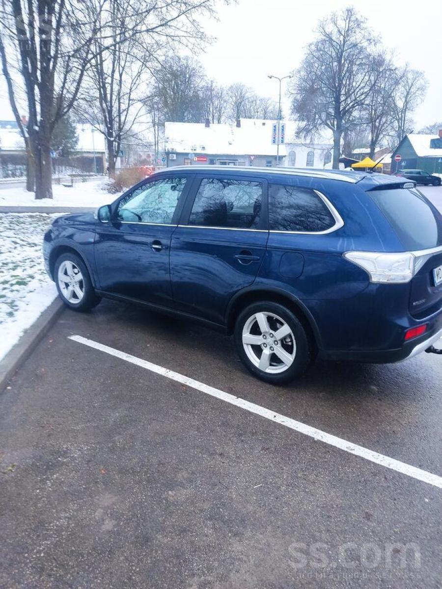Blue Mitsubishi Outlander 2015 in Jekabpils, with an engine capacity of 2.20 L and mileage of 208 thousand km for 7800 €, photo 7 on AUTOMOTO.COM.LV