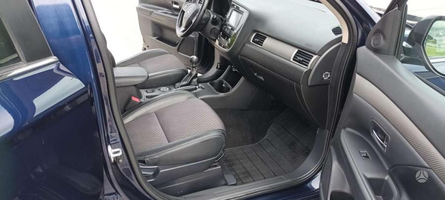 Zils Mitsubishi Outlander 2015 Šauļi, ar dzinēja tilpumu 2.27 L un nobraukumu 211 tūkst. km par 8250 €, foto 18 vietnē AUTOMOTO.COM.LV