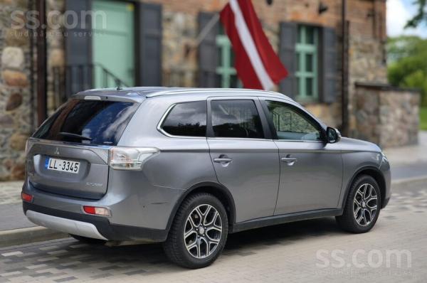 Zils Mitsubishi Outlander 2015 Rēzekne, ar dzinēja tilpumu 2.20 L un nobraukumu 165 tūkst. km par 6850 €, foto 3 vietnē AUTOMOTO.COM.LV