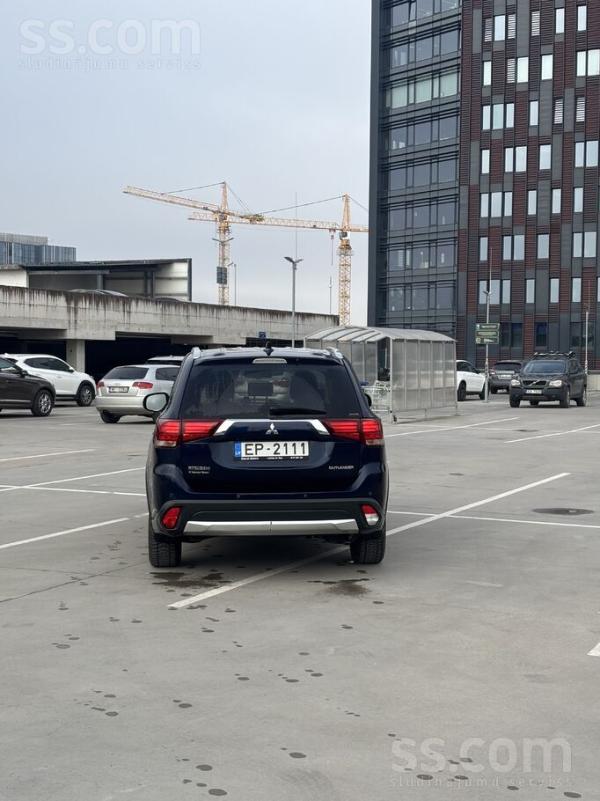 Zils Mitsubishi Outlander 2017 Rīga, ar dzinēja tilpumu 2.00 L un nobraukumu 97 tūkst. km par 16000 €, foto 4 vietnē AUTOMOTO.COM.LV