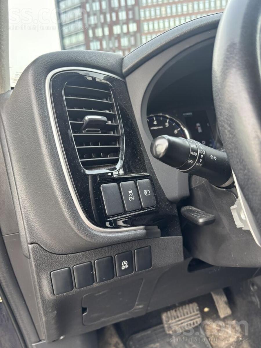 Zils Mitsubishi Outlander 2017 Rīga, ar dzinēja tilpumu 2.00 L un nobraukumu 97 tūkst. km par 16000 €, foto 7 vietnē AUTOMOTO.COM.LV