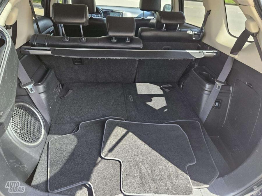 Blue Mitsubishi Outlander 2017 in Siauliai, with an engine capacity of 2.30 L and mileage of 227 thousand km for 14450 €, photo 13 on AUTOMOTO.COM.LV