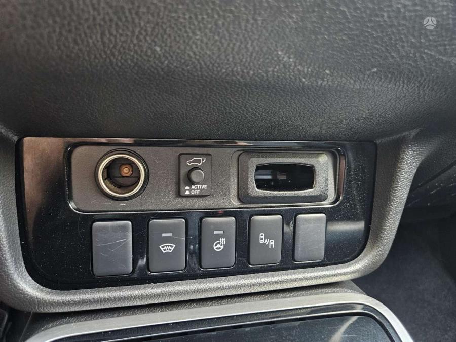Zils Mitsubishi Outlander 2017 Šauļi, ar dzinēja tilpumu 2.30 L un nobraukumu 227 tūkst. km par 13950 €, foto 29 vietnē AUTOMOTO.COM.LV