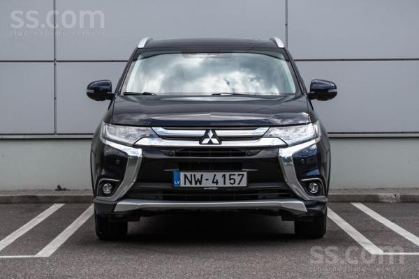 Blue Mitsubishi Outlander 2018 in Riga, with an engine capacity of 2.30 L and mileage of 229 thousand km for 10750 €, photo 2 on AUTOMOTO.COM.LV