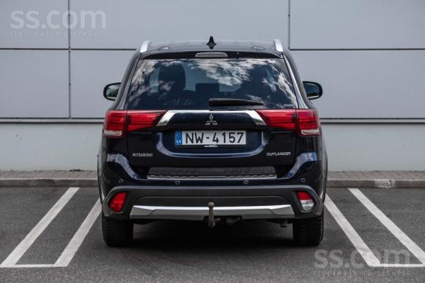 Blue Mitsubishi Outlander 2018 in Riga, with an engine capacity of 2.30 L and mileage of 229 thousand km for 10750 €, photo 5 on AUTOMOTO.COM.LV