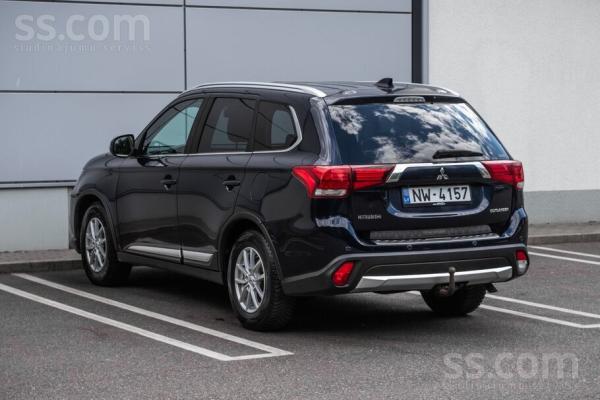 Blue Mitsubishi Outlander 2018 in Riga, with an engine capacity of 2.30 L and mileage of 229 thousand km for 10750 €, photo 6 on AUTOMOTO.COM.LV