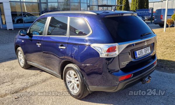 Zils Mitsubishi Outlander 2015 Pērnava, ar dzinēja tilpumu 2.00 L un nobraukumu 178 tūkst. km par 6990 €, foto 3 vietnē AUTOMOTO.COM.LV
