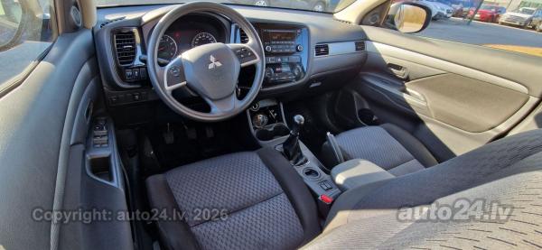Zils Mitsubishi Outlander 2015 Pērnava, ar dzinēja tilpumu 2.00 L un nobraukumu 178 tūkst. km par 6990 €, foto 5 vietnē AUTOMOTO.COM.LV